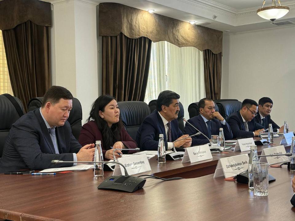 Министр экологии и природных ресурсов РК Е. Нысанбаев встретился с ...